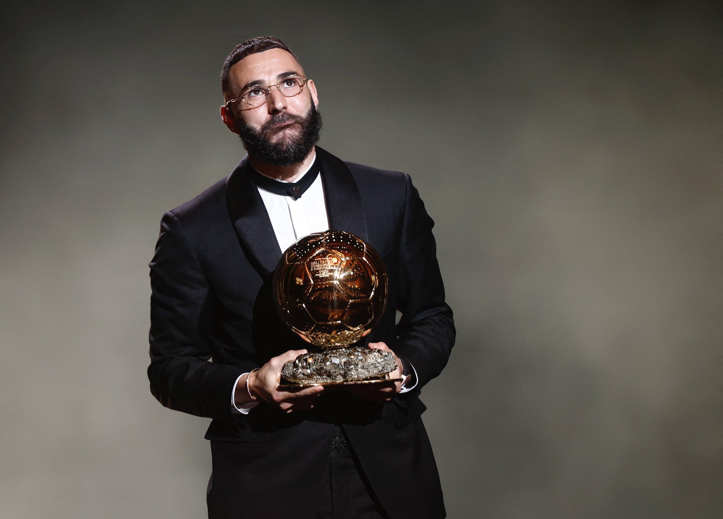 Karim Benzema, Ballon d'Or ödül törenine 2Pac kombiniyle katıldı ...